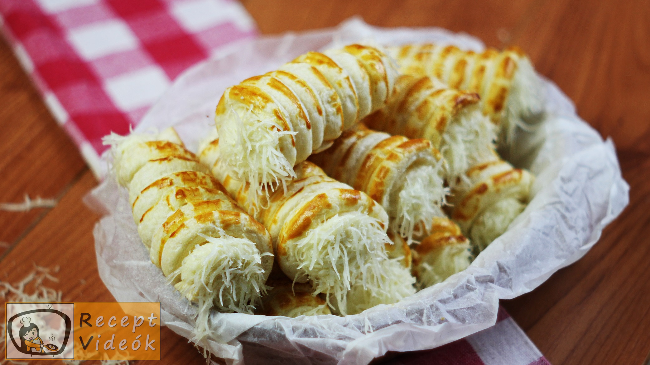 SAJTOS ROLÓ RECEPT VIDEÓVAL - sajtos roló készítése